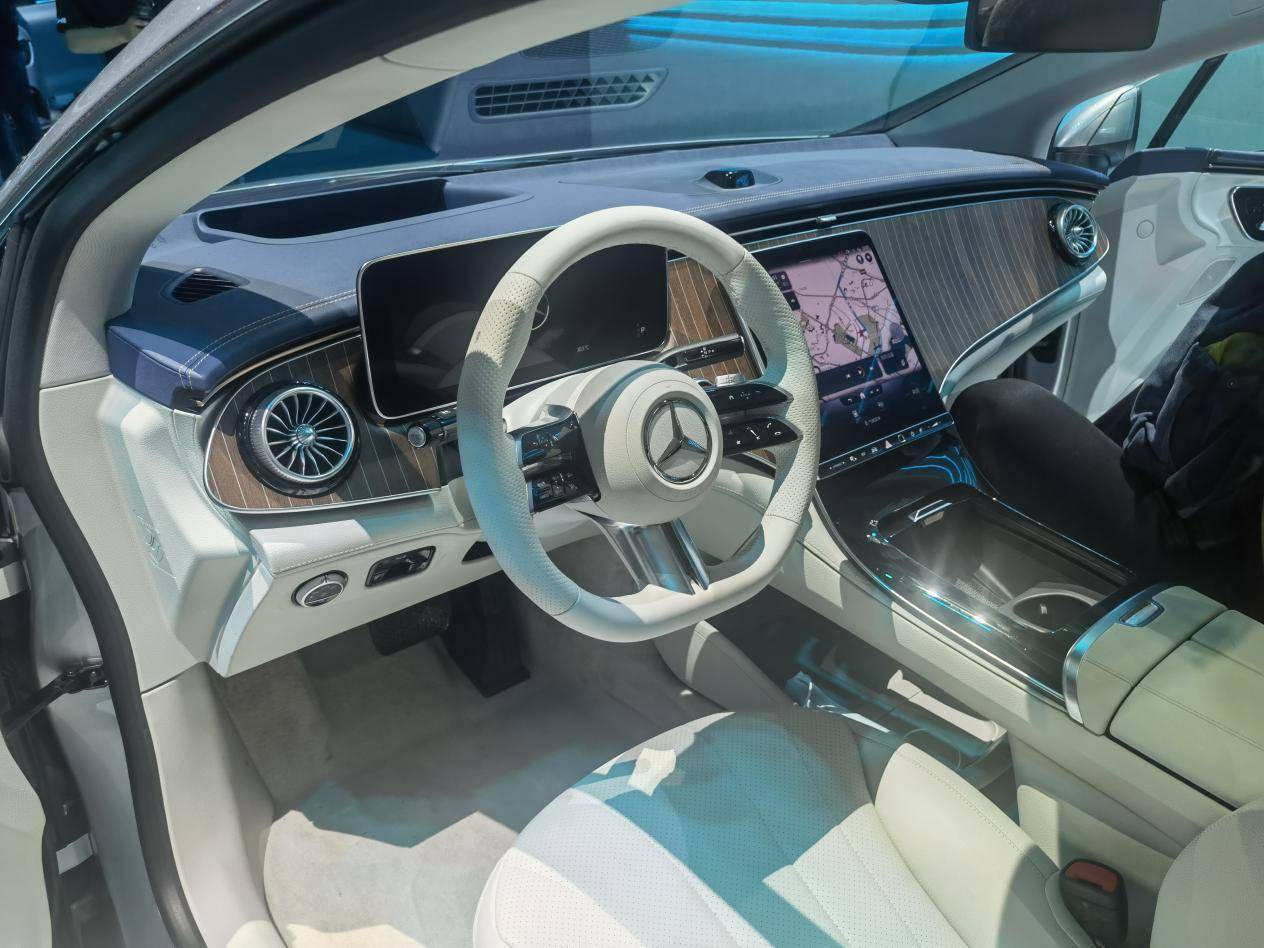 2022成都车展：首台EVA平台国产车型 52.8万起售 奔驰EQE公众亮相