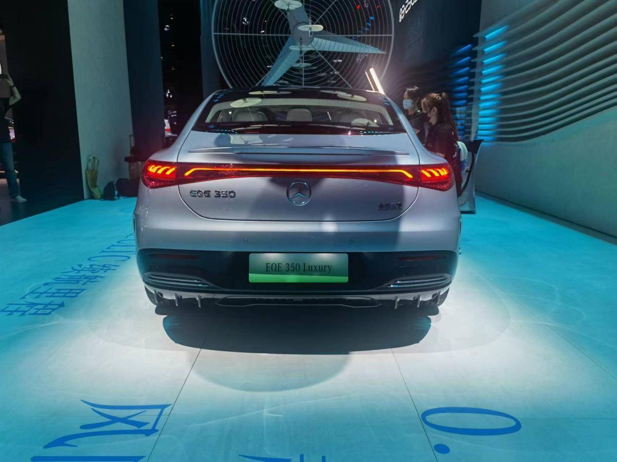2022成都车展：首台EVA平台国产车型 52.8万起售 奔驰EQE公众亮相