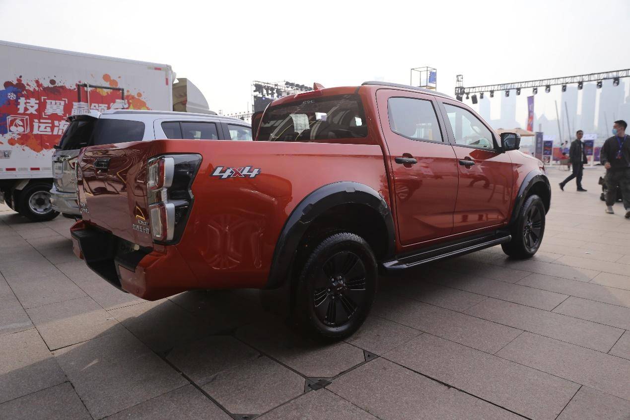 D-MAX V-CROSS开启预售 五十铃进入智能时代