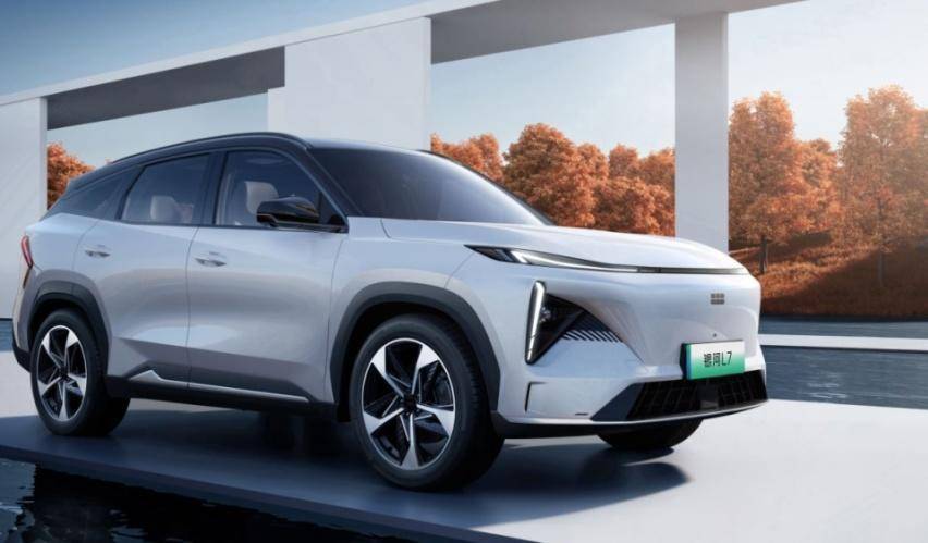 吉利银河L7 13.87万起售 “真香”新一代电混SUV