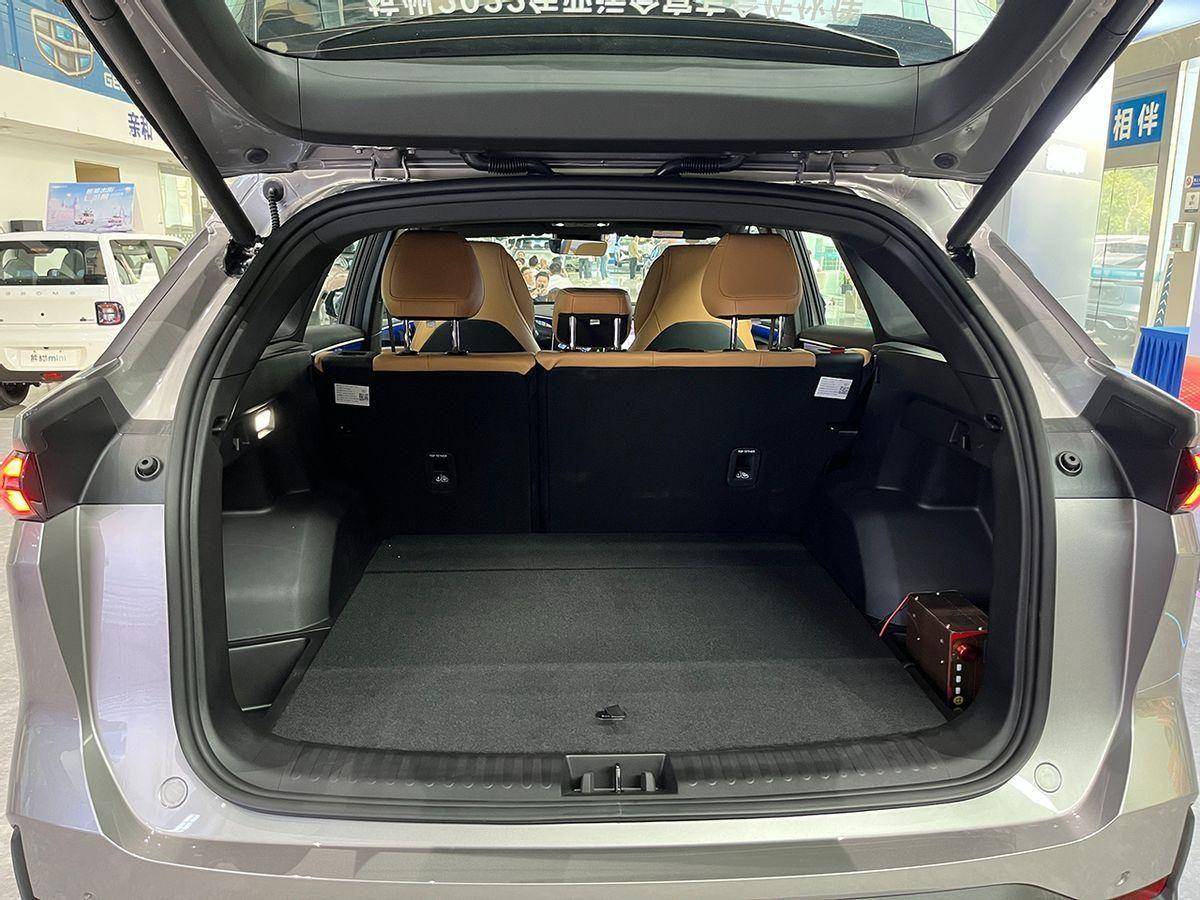 13.87万元起，它和宋PLUS DM-i怎么选？探店吉利银河L7