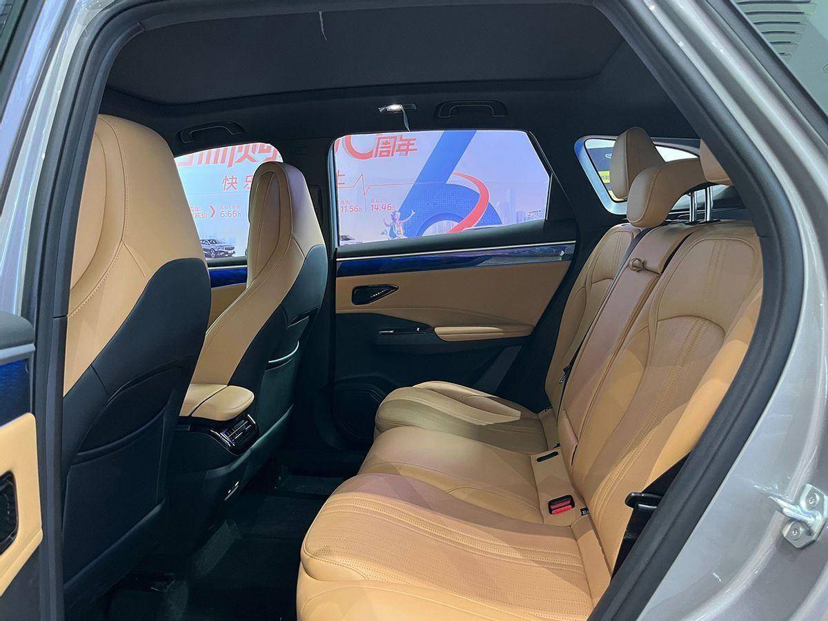 13.87万元起，它和宋PLUS DM-i怎么选？探店吉利银河L7