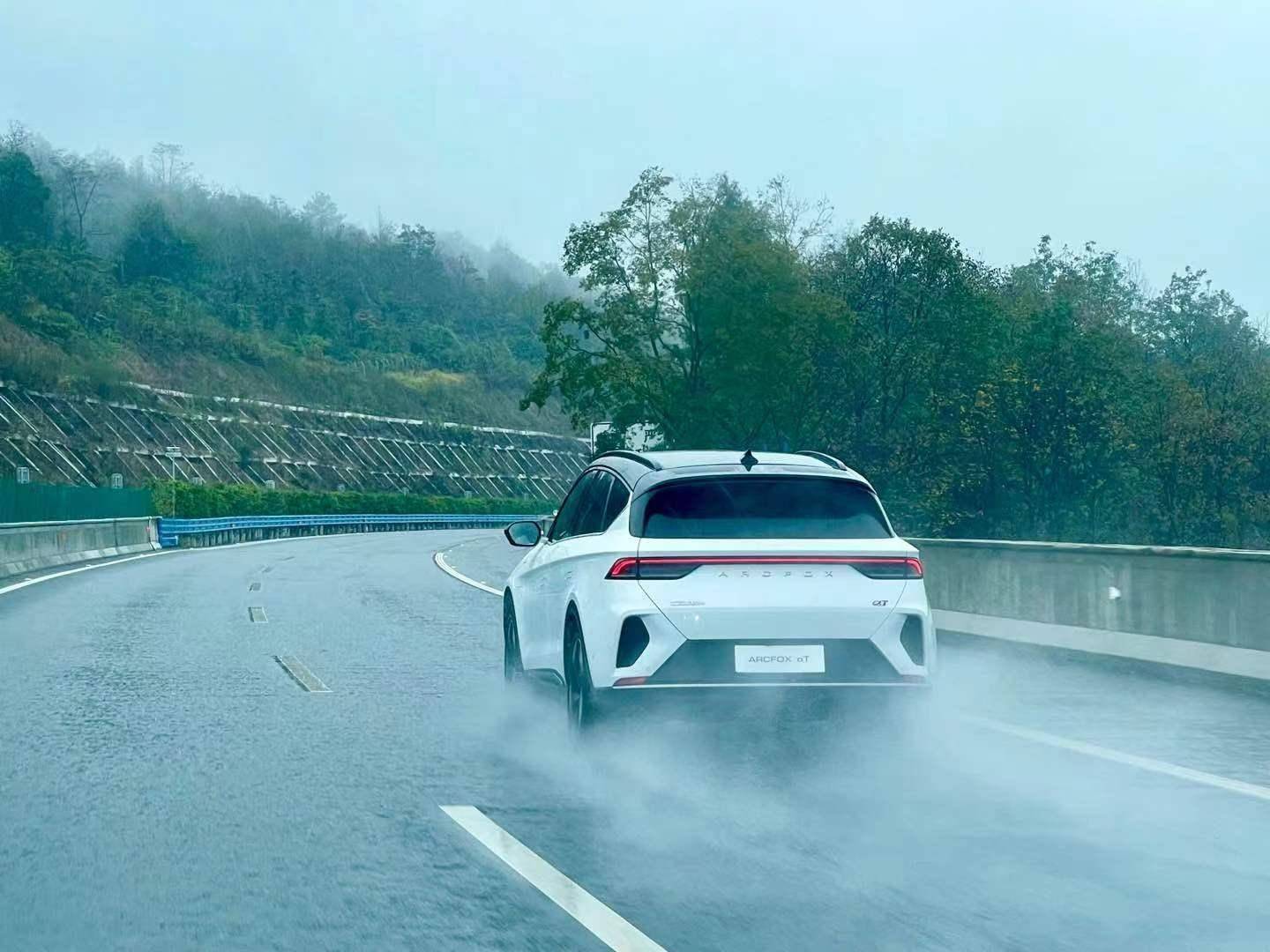 极狐汽车阿尔法T 纯电SUV 自驾远行的美好与惬意