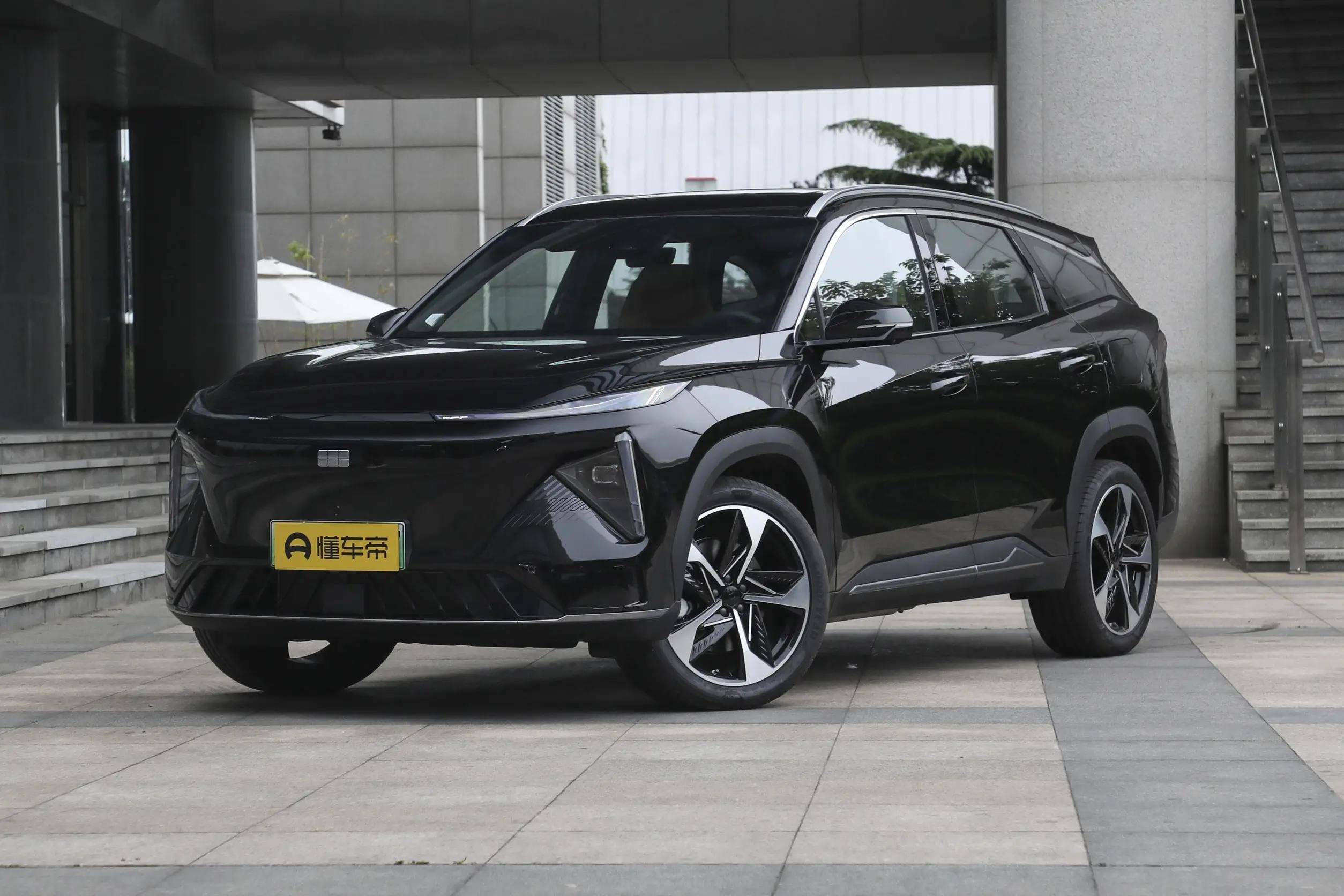 7月销量过万，13.87万起售，吉利银河L7能“打败”宋PLUS DM-i吗？