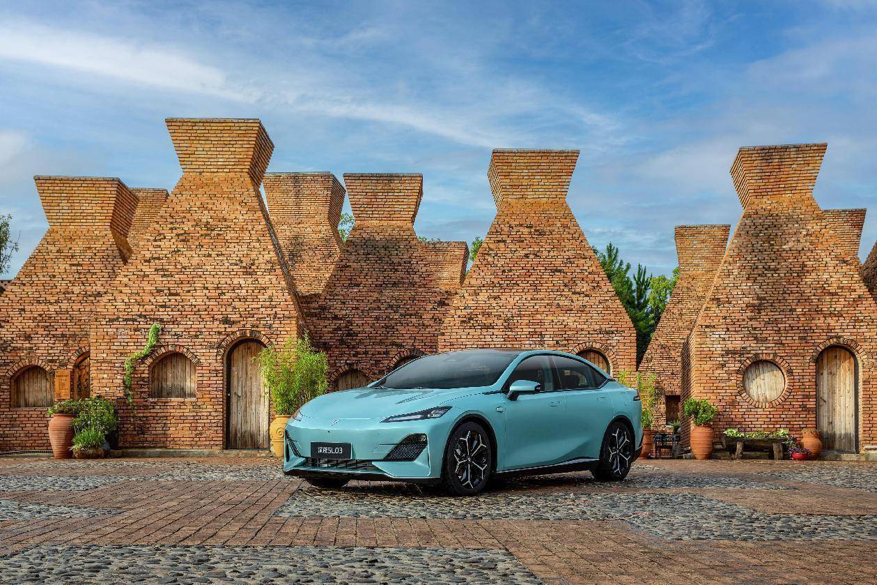 2023款深蓝SL03，在颜值、配置、舒适性三个方面再次升级