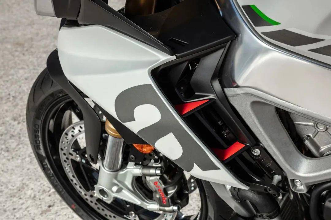 兼备灵活操控的性能“猛兽” Aprilia Tuono V4