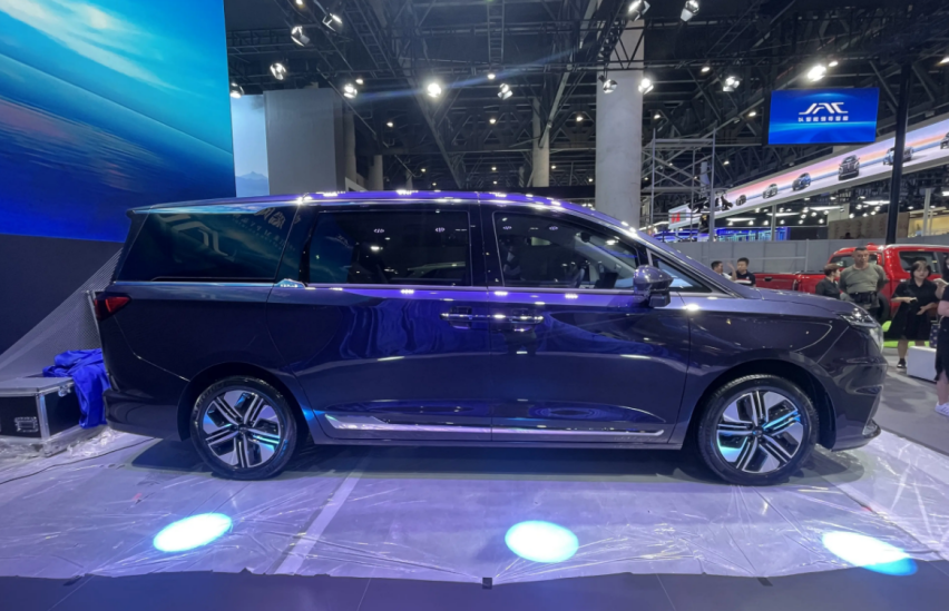 2023成都车展|瑞风RF8亮相，中大型电混MPV