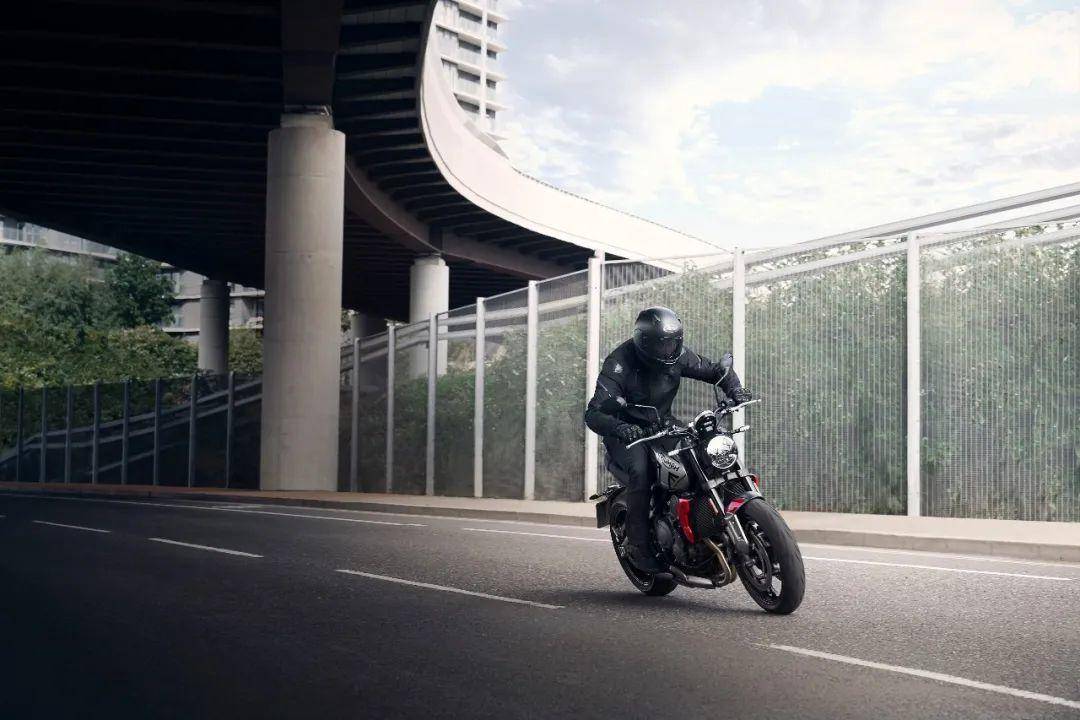 波塞冬的神器——Triumph Trident 660