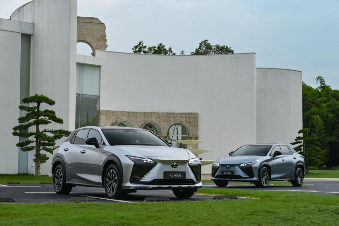 胜似闲庭信步 试驾雷克萨斯全新RZ