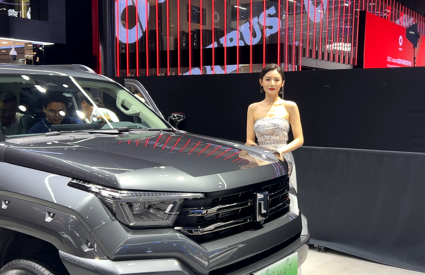 坦克400 Hi4T定位失误吗？和豹5杠上了，纯燃油车型更受欢迎！