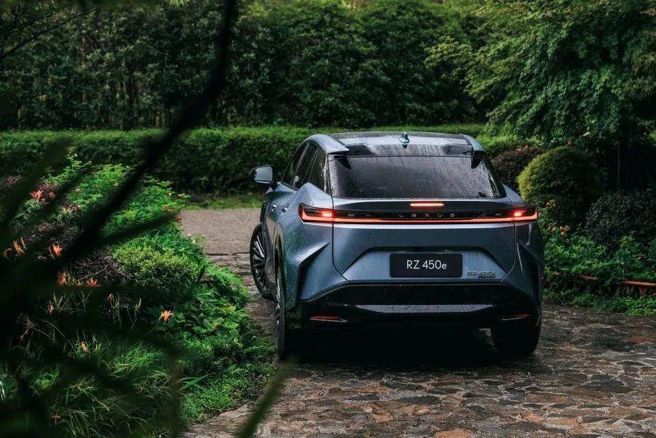 不整“花活儿”，主打一个“质感高级”|动力试驾·雷克萨斯RZ 450e