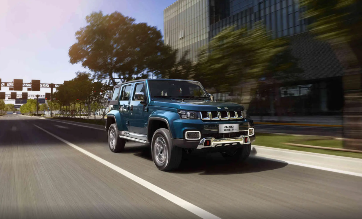 BJ40也玩新老同堂销售，价格总该便宜点吧，现款约16万起售！