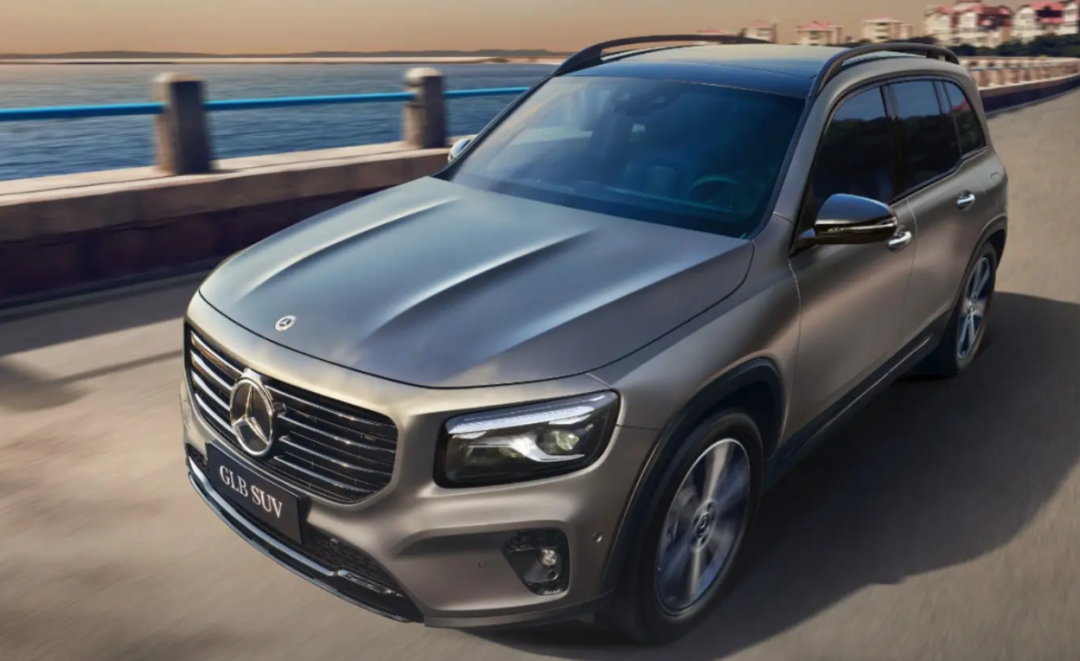 奔驰大7座SUV，从30万降至19万，带“T”动力，还看啥宝马X1呢？