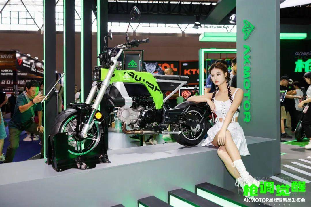 【2023摩博会】仿赛、攀爬、ADV踏板……AKMOTOR快马加鞭入场了