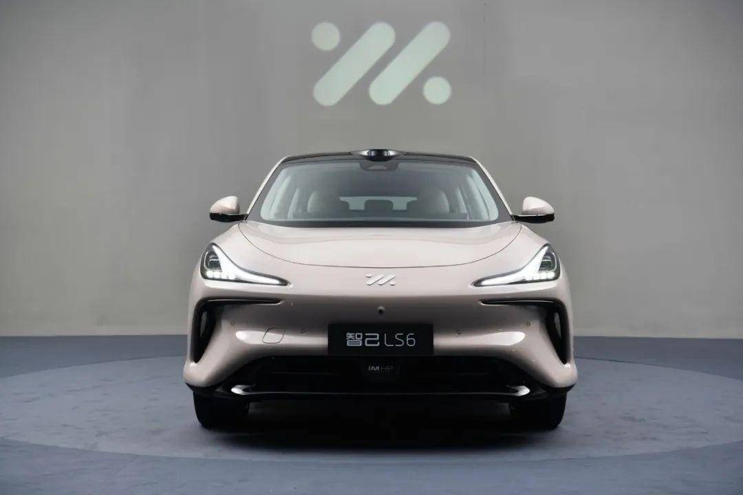 超800V平台+巨幕屏，预售23万起，智己LS6不负“等等党”期待