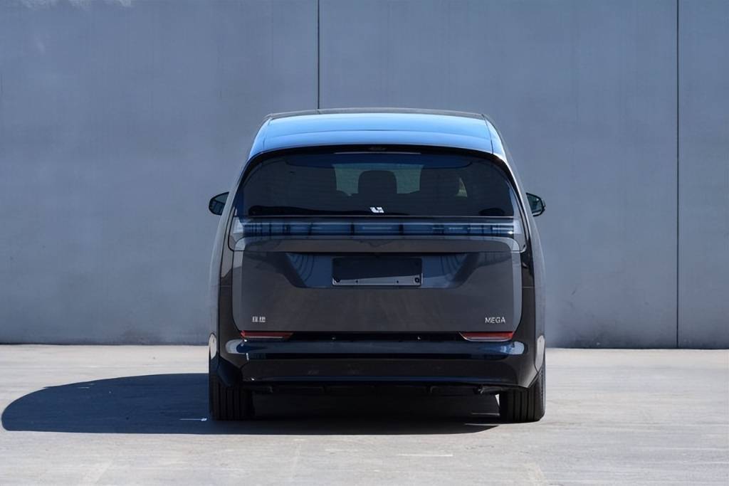 理想首款MPV官图发布，造型评价两极分化，风阻系数成亮点？