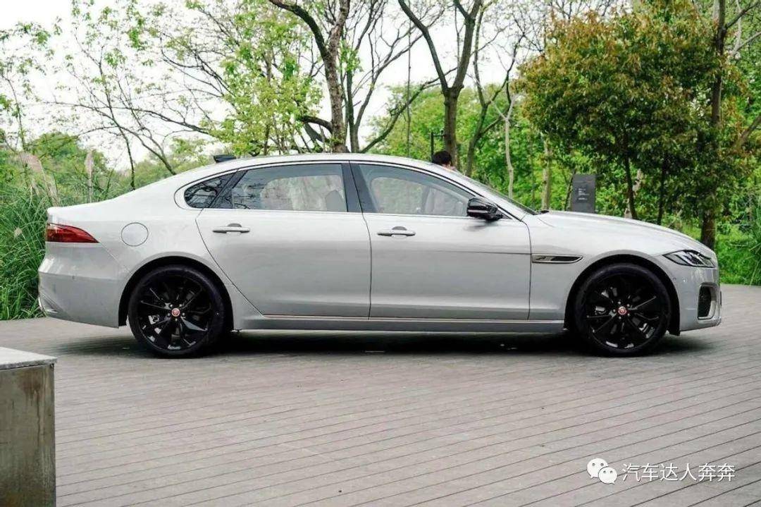 实拍捷豹XFL：全系2.0T+采埃孚8AT，实力不输5系，到底香不香？