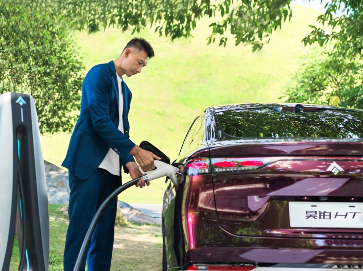 鸥翼门+800V超高压5C闪充，昊铂HT预售22万元起