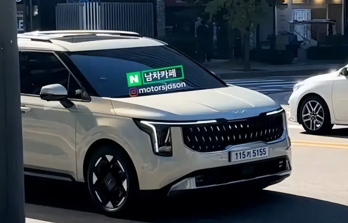 被价格耽误的好MPV！新款起亚嘉华海外亮相，搭载1.6T混动系统