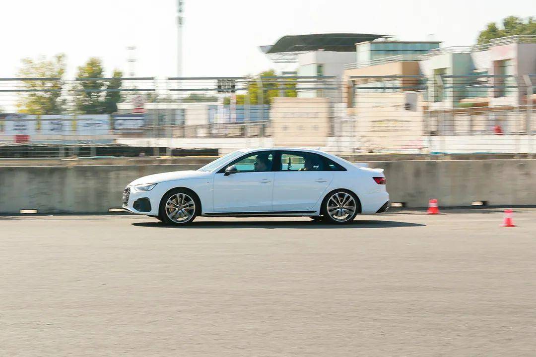 同级之中的运动标杆？ 试驾奥迪A4L！