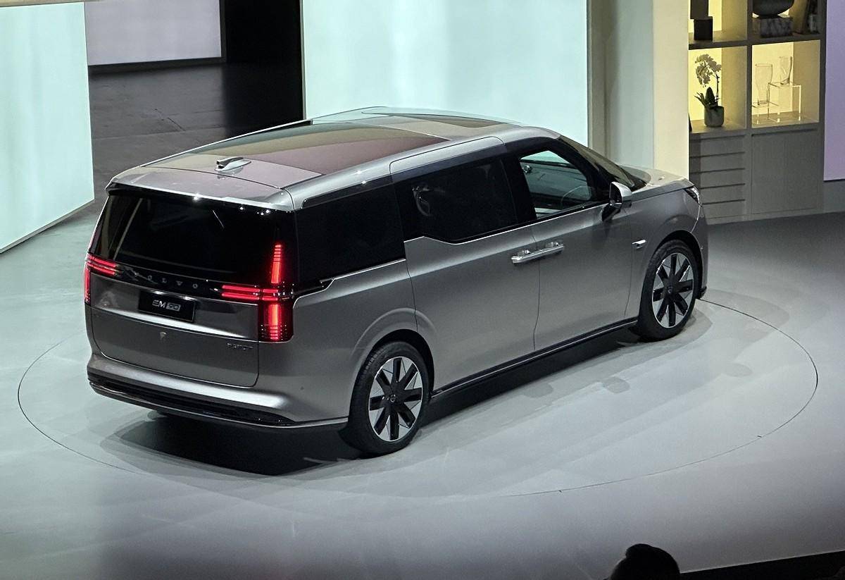 用料高端，价格也惊人，沃尔沃EM90要做豪华MPV界的“仰望U8”？