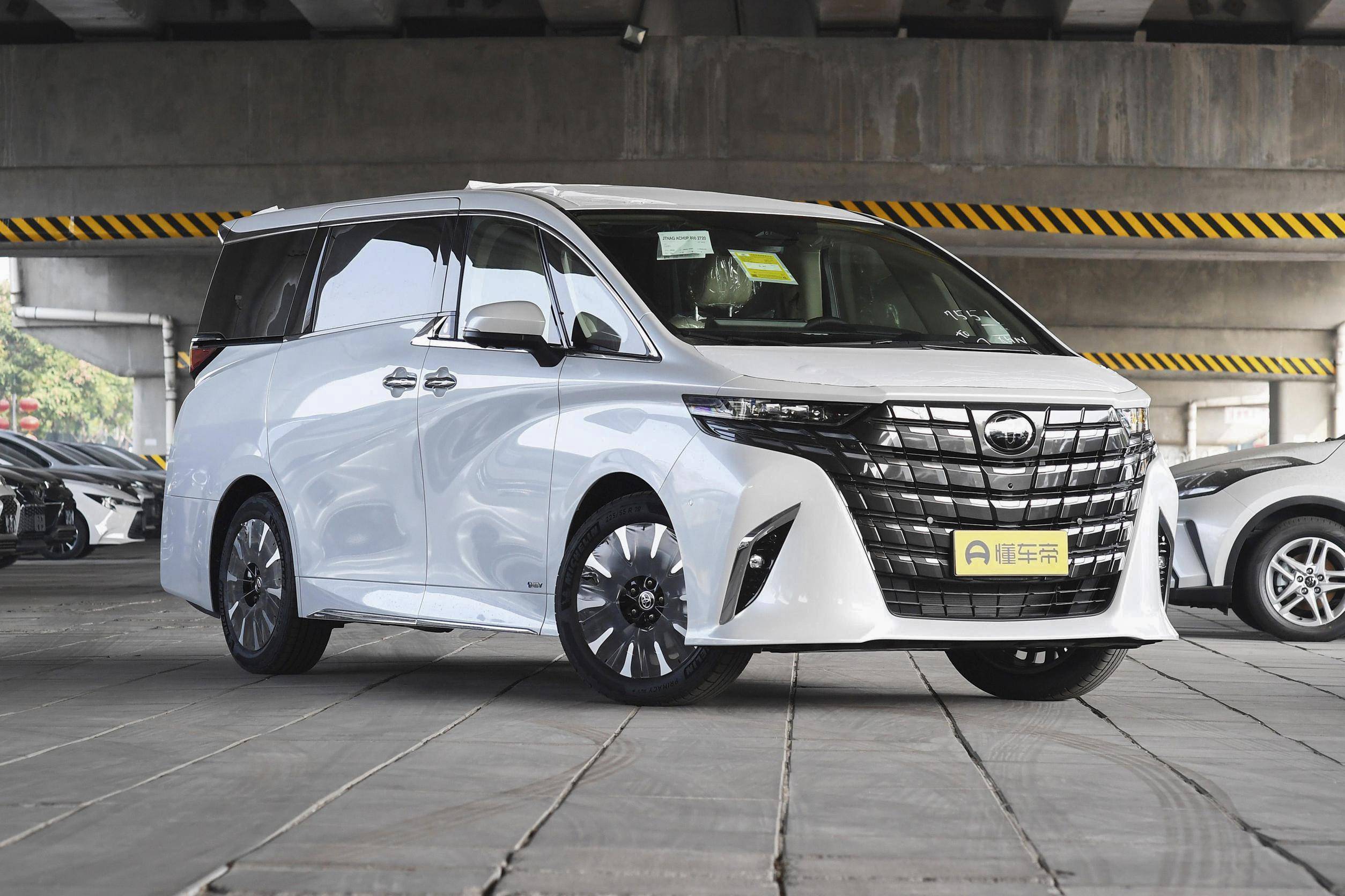 沃尔沃新能源旗舰MPV EM90即将全球首发