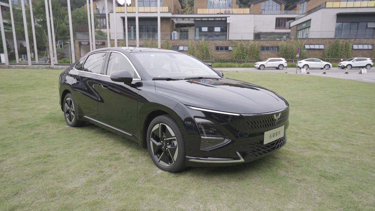 预售9.38万起，五菱星光亏电油耗3.98L，综合续航1100km