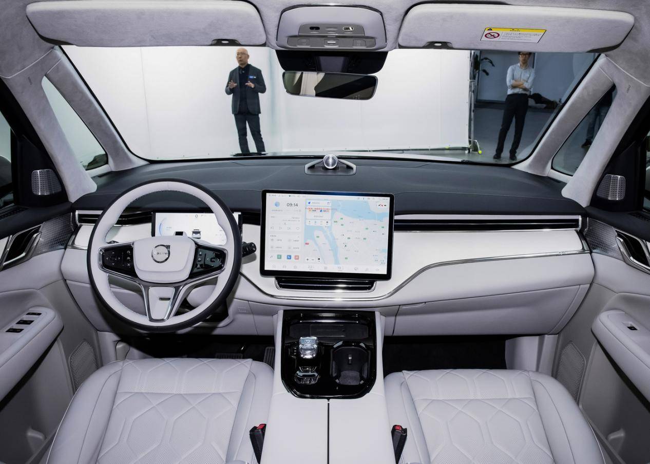 售价81.8万元，沃尔沃EM90亮相广州车展，续航可达738公里