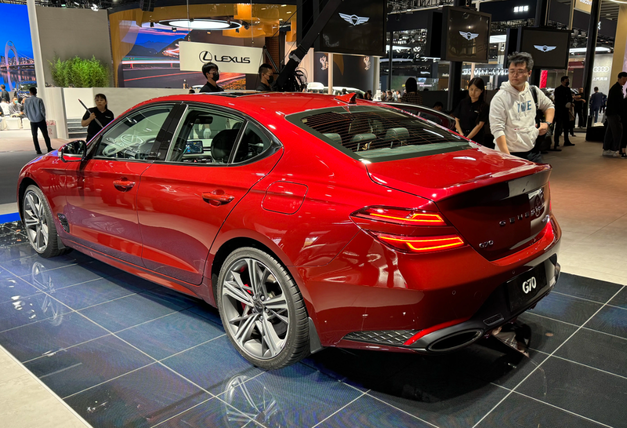 便宜的标轴进口运动豪华车！新款捷尼赛思G70上市，26.18万起售