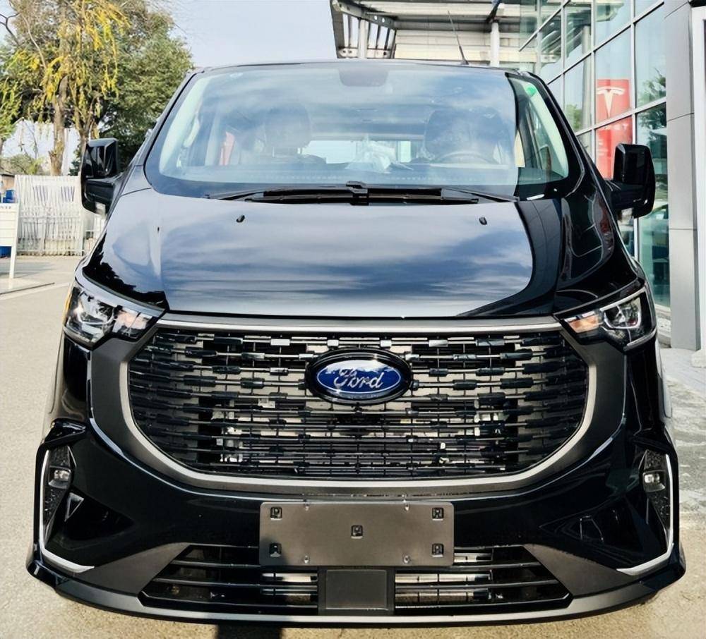 比MPV更大更舒服，2023款福特新全顺内置双联屏，配9AT