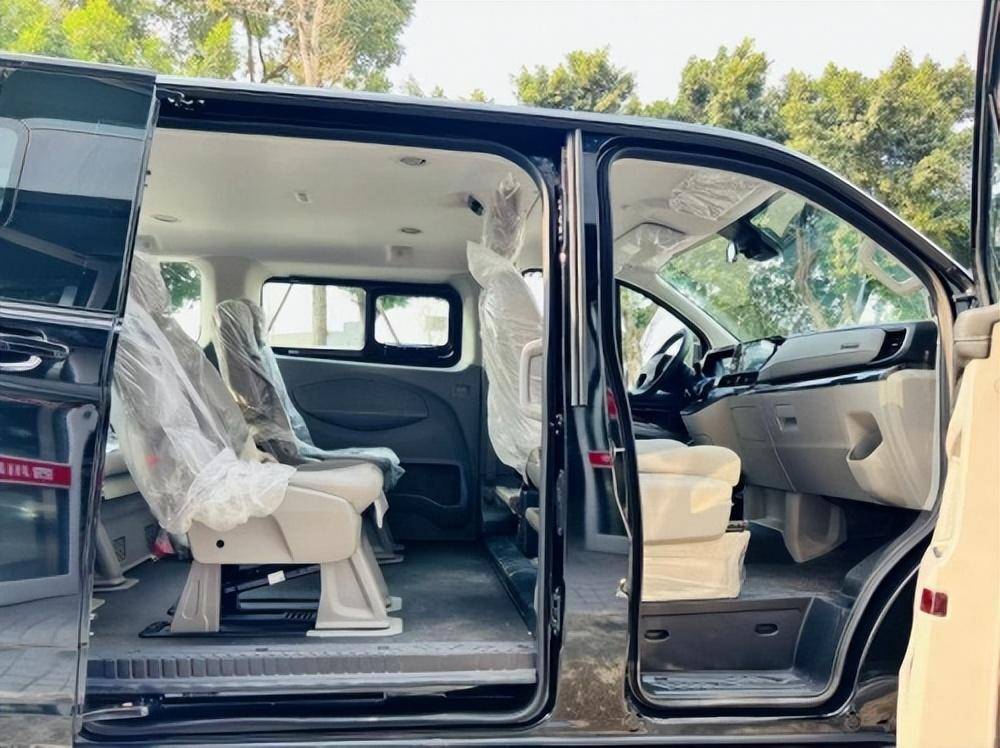 比MPV更大更舒服，2023款福特新全顺内置双联屏，配9AT