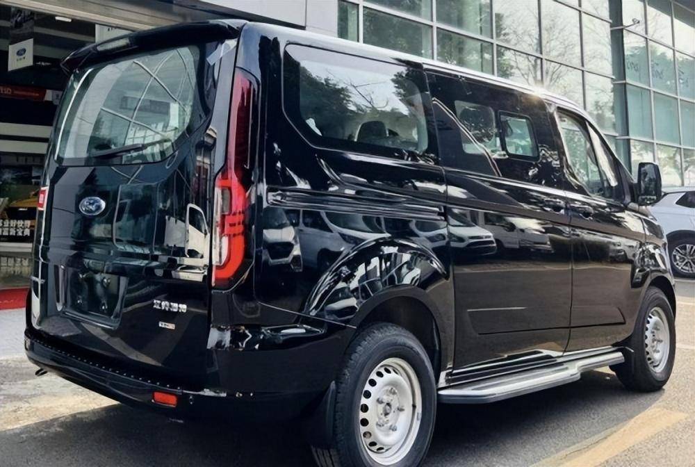 比MPV更大更舒服，2023款福特新全顺内置双联屏，配9AT