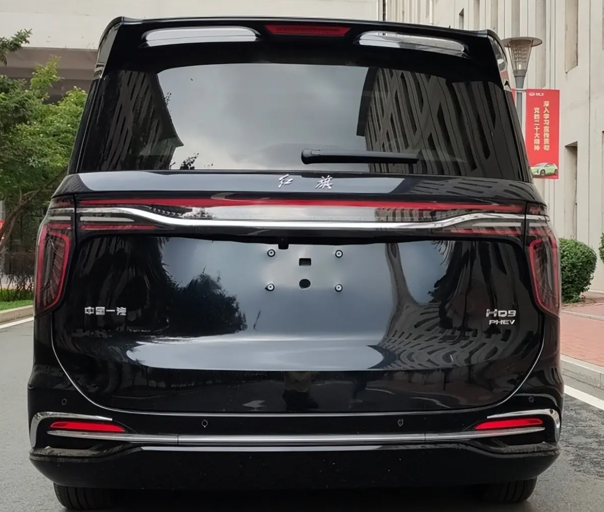 2.0T插电混动MPV新品！红旗HQ9 PHEV曝光，MPV市场固化严重！