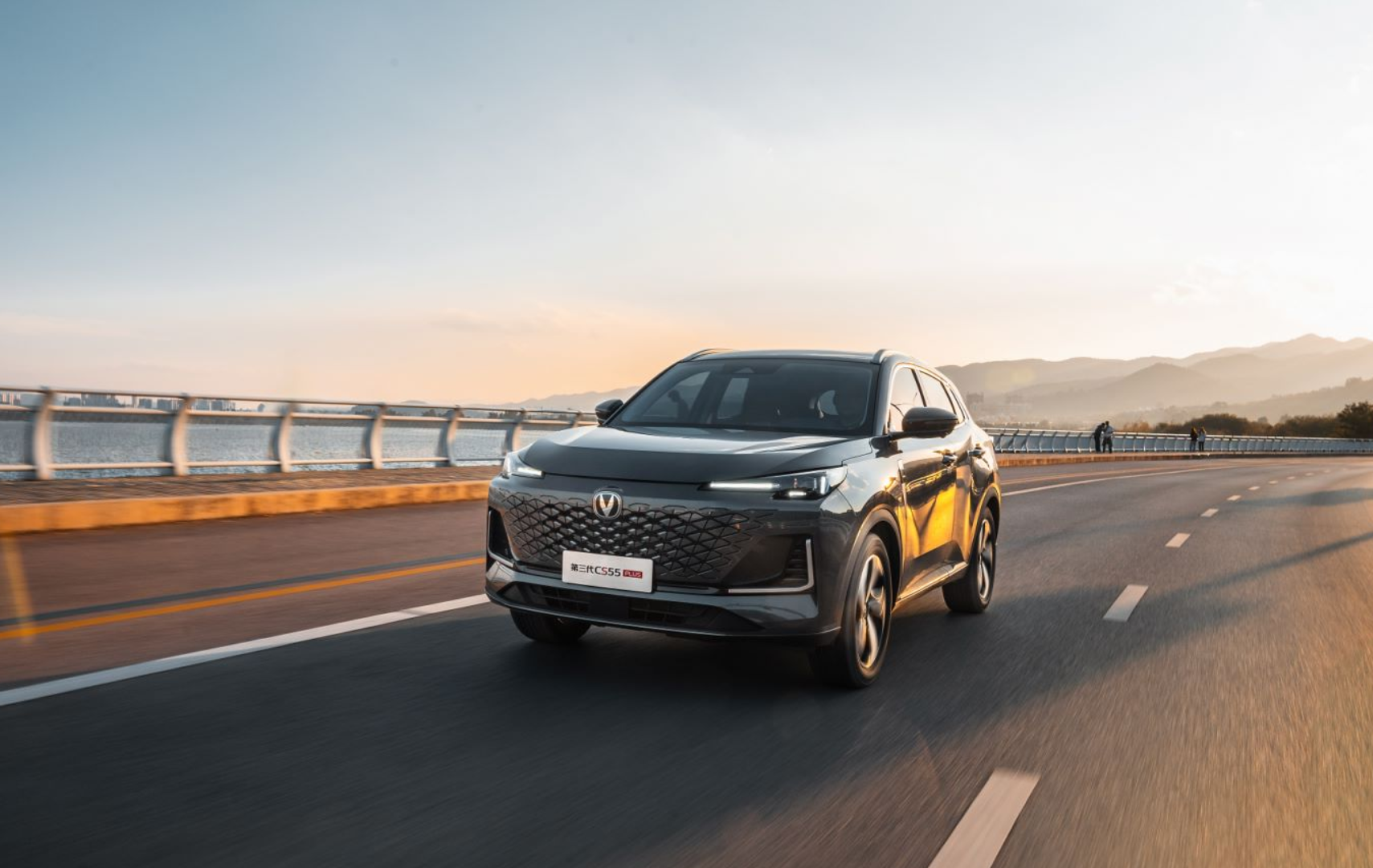 两个“显眼包”的对决：长安第三代CS55PLUS与哈弗H6国潮版胜负如何？