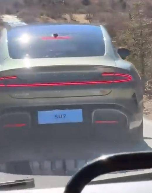 比图片中更帅！小米汽车SU7实车曝光：宽体贯穿尾灯仿若保时捷