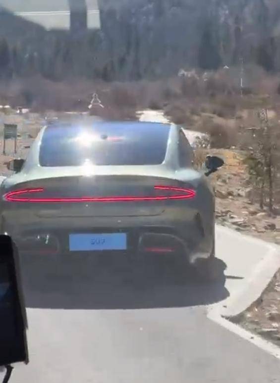 比图片中更帅！小米汽车SU7实车曝光：宽体贯穿尾灯仿若保时捷