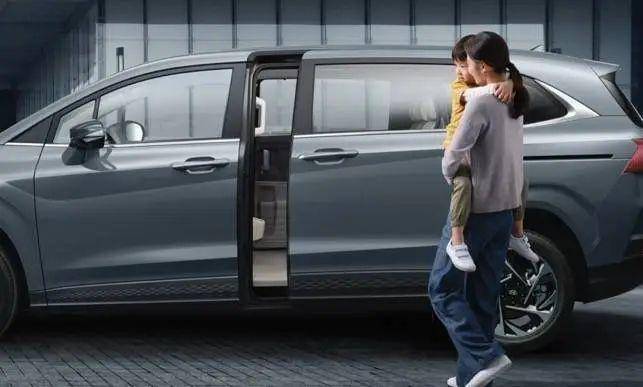 这款合资MPV“一夜崩盘”，长5米大7座，标配8AT仅售12万却卖不动