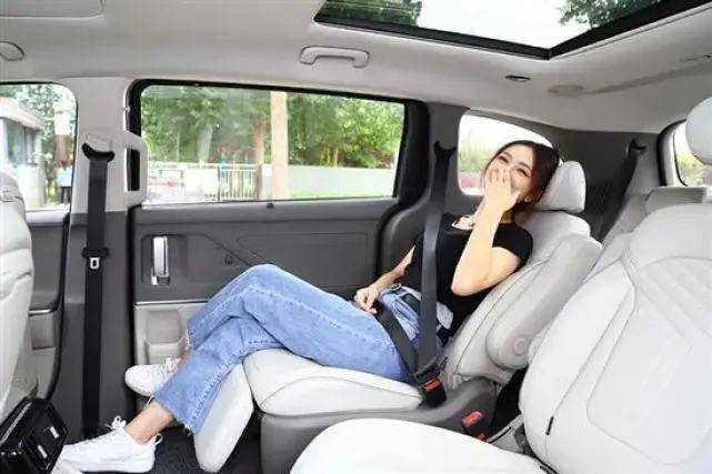 这款合资MPV“一夜崩盘”，长5米大7座，标配8AT仅售12万却卖不动