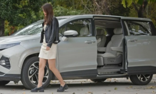 这款合资MPV“一夜崩盘”，长5米大7座，标配8AT仅售12万却卖不动