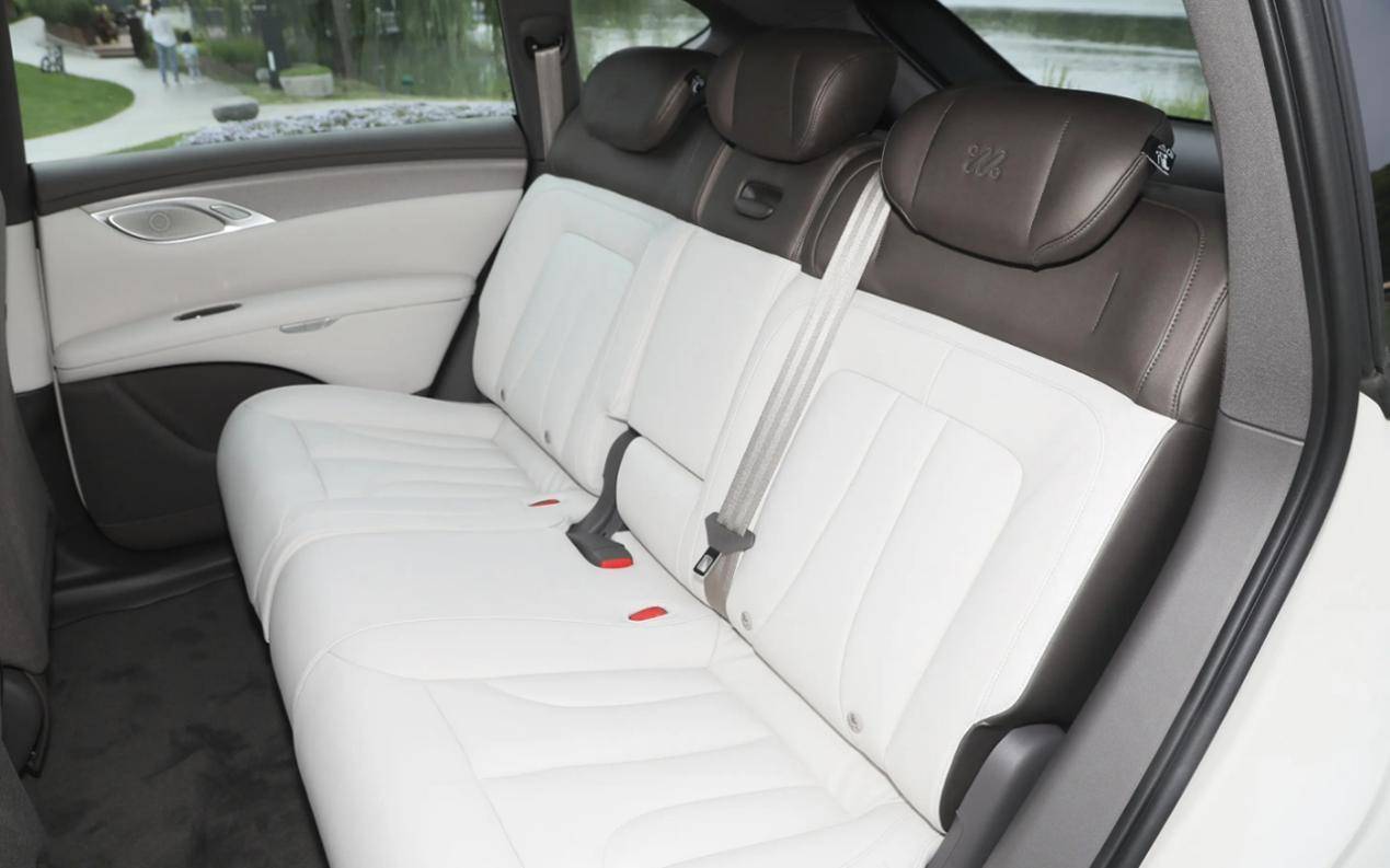 智己终于豁出去了！LS7一口气降到24.98万起，限量2000台