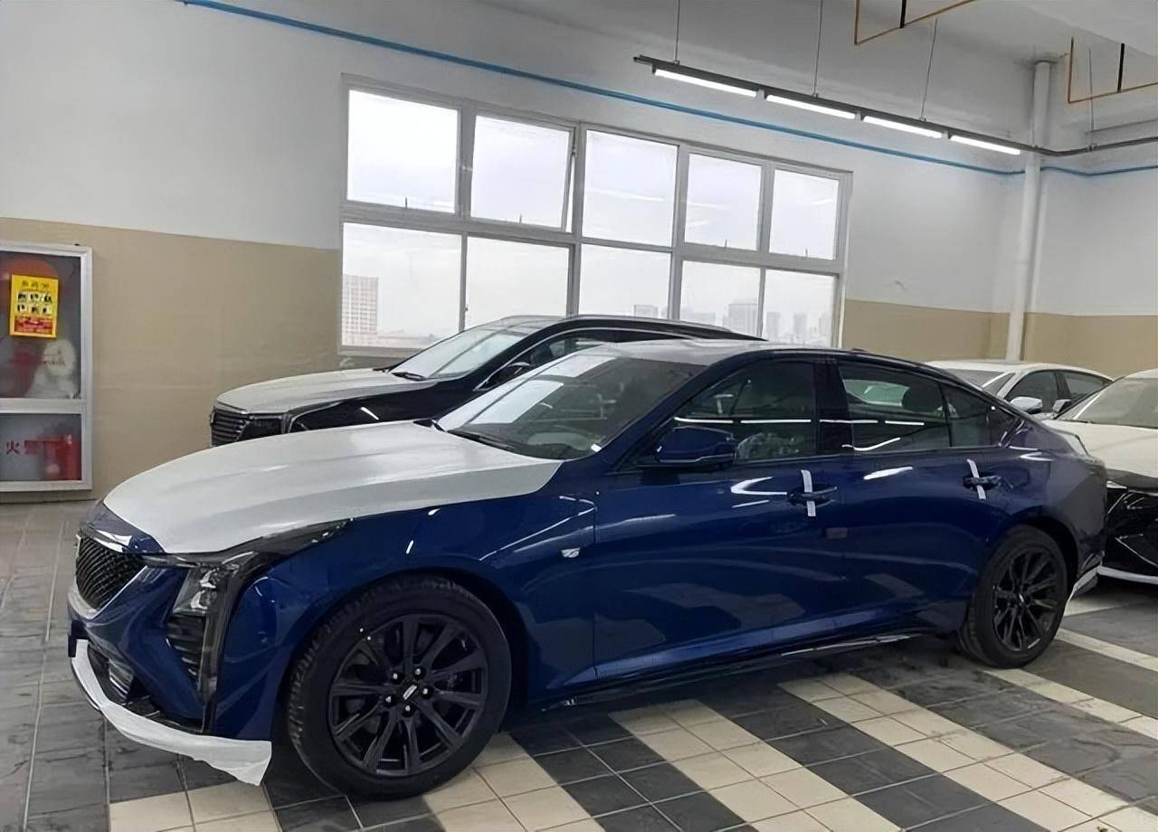 换代CT5抵达4S店，9K曲面屏+126色氛围灯，凯迪拉克挺直腰杆了？