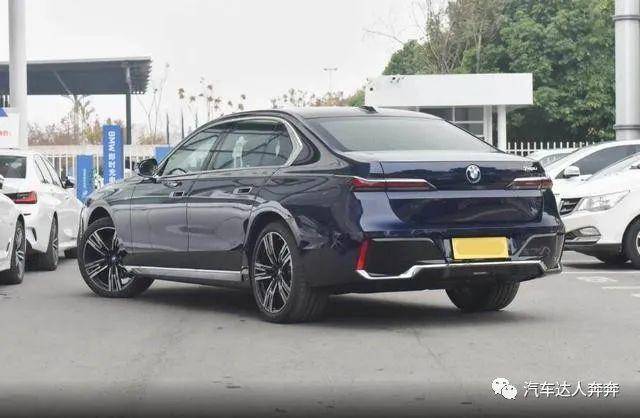 全新宝马7系：入门就配3.0T+8AT动力，车长近5米4，压力给到S级