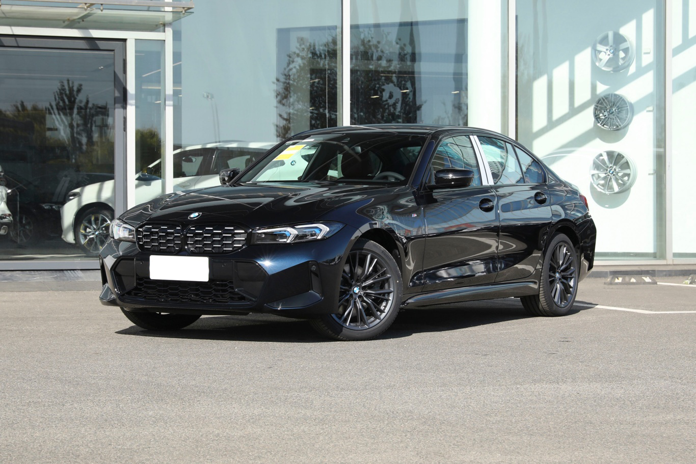 豪华与新贵硬碰硬，Model3对比奥迪A4L、宝马3系