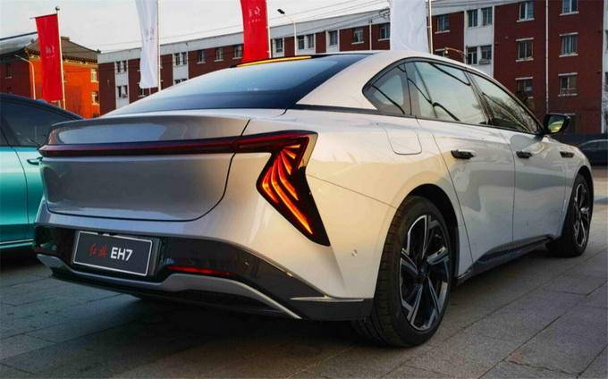 红旗EH7无伪实车亮相，续航超800km