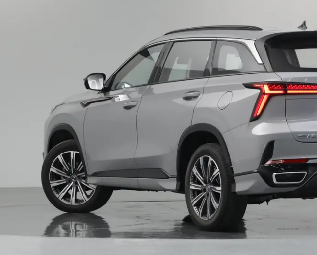 买2.0T国产SUV，只推荐这款，降到10.39万，2.0T+8AT爆发233马力