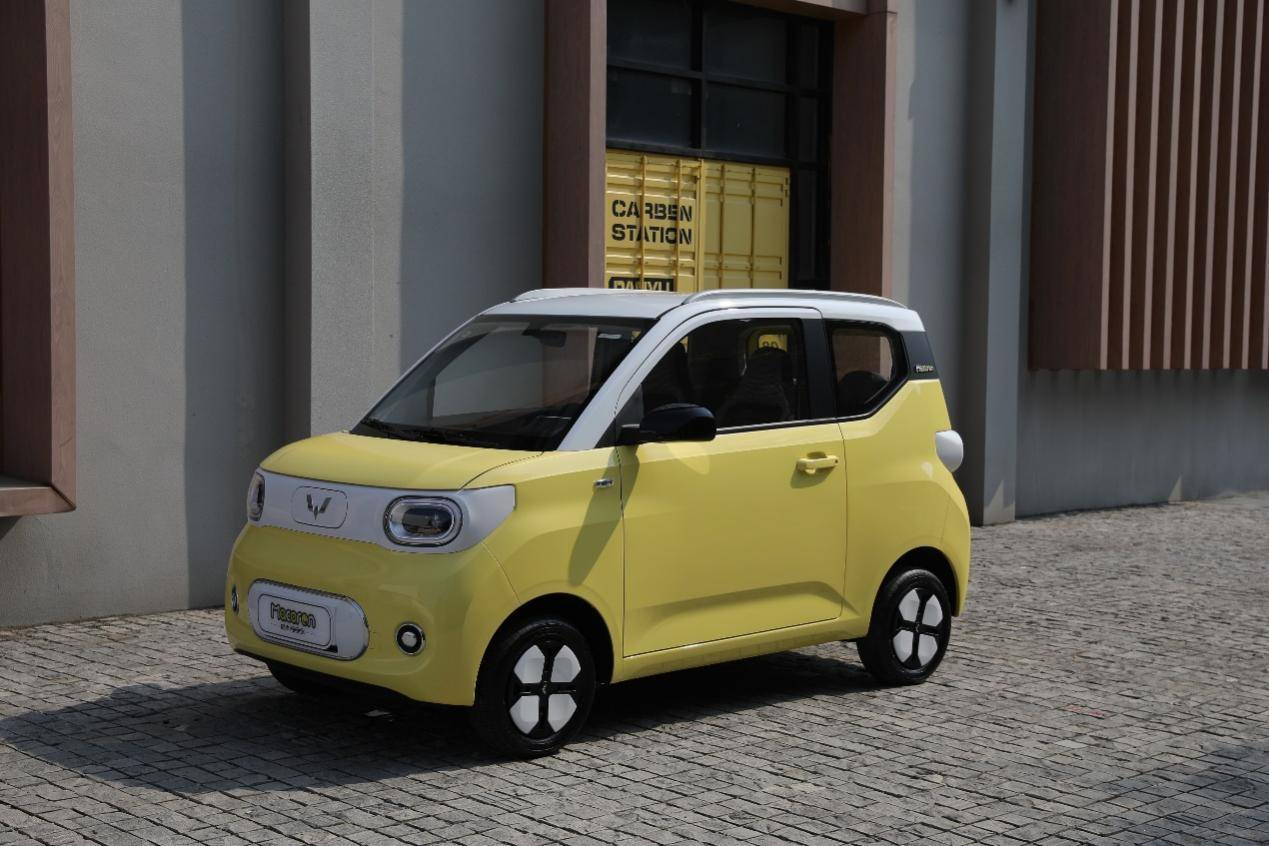 高颜值小车对对碰：五菱宏光MINIEV第三代马卡龙VS奇瑞QQ冰淇淋