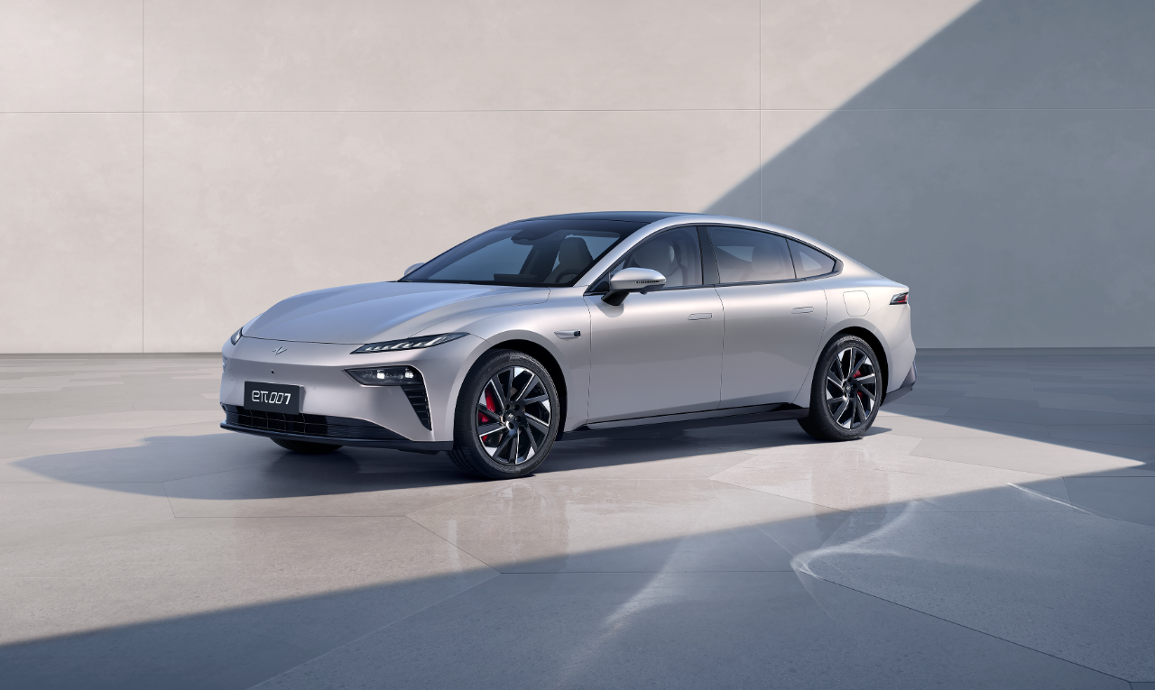 又一个给小米SU7定价打样的：3.9秒剪刀门15.96万起