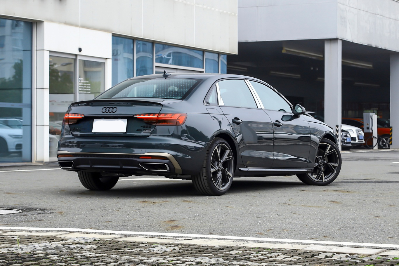 豪华车型该怎么选？奔驰C级对比奥迪A4L和凯迪拉克CT5