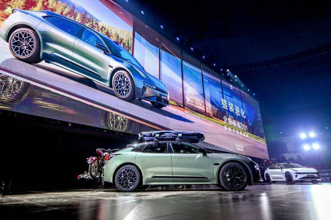 新款极氪001升级的有点猛 标配双腔空悬、800V平台、8295芯片