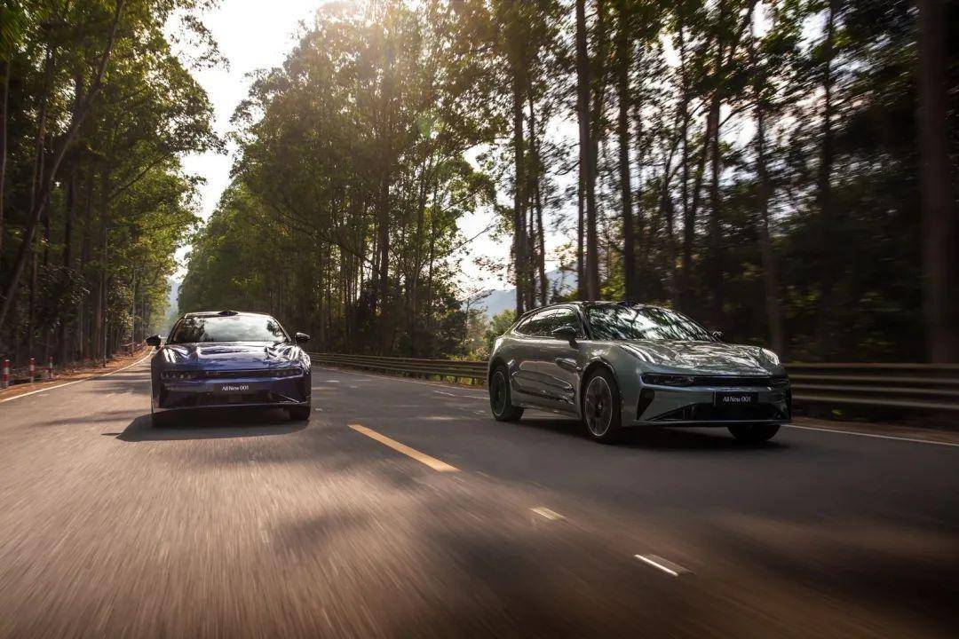 新款极氪001升级的有点猛 标配双腔空悬、800V平台、8295芯片